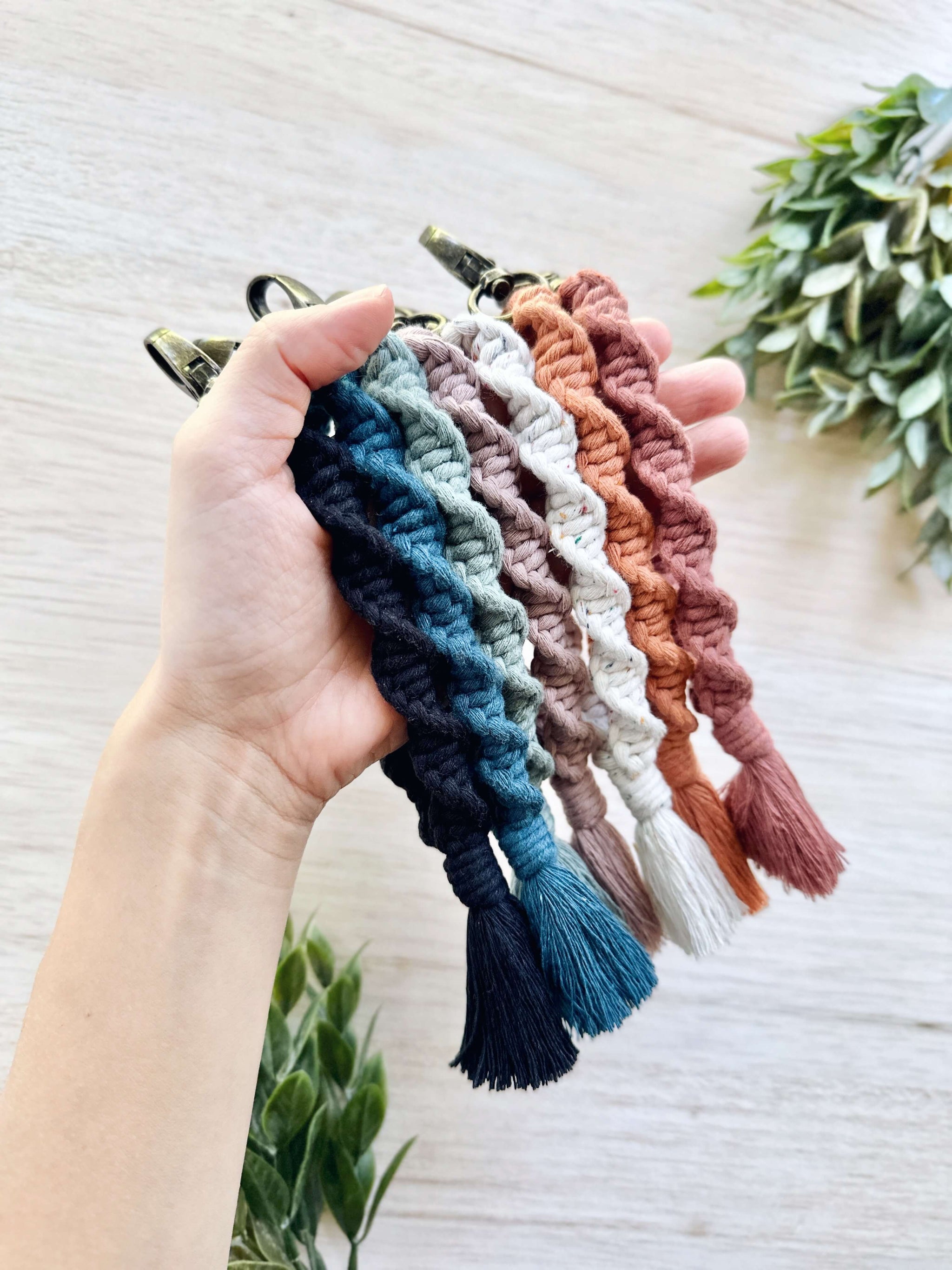 Macrame Wristlet Keychain Pattern | Beginner | Helix – Manifold Witness