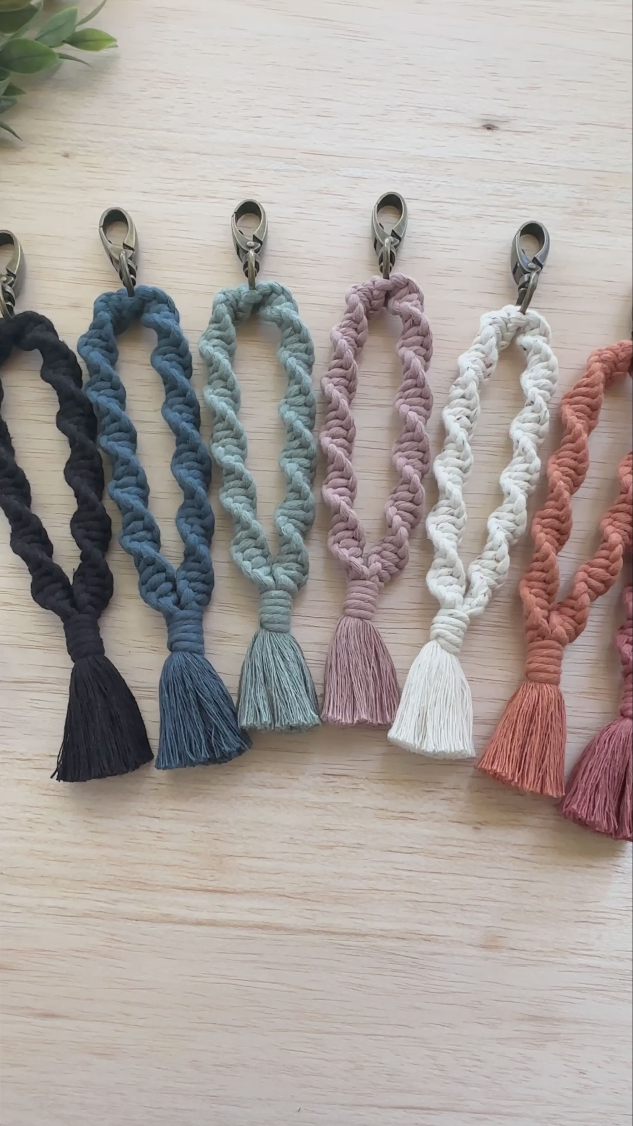 Macrame Wristlet Keychain Pattern | Beginner | Helix – Manifold Witness