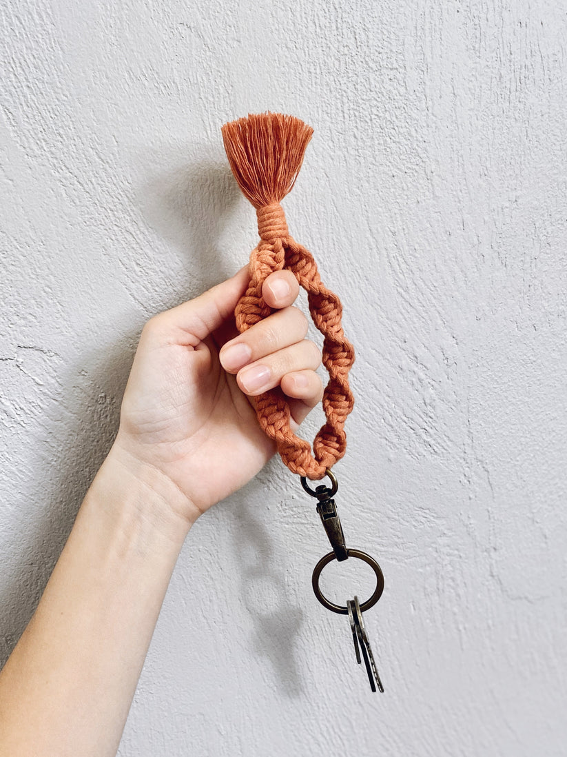 Macrame Wristlet Keychain Pattern | Beginner | Helix – Manifold Witness