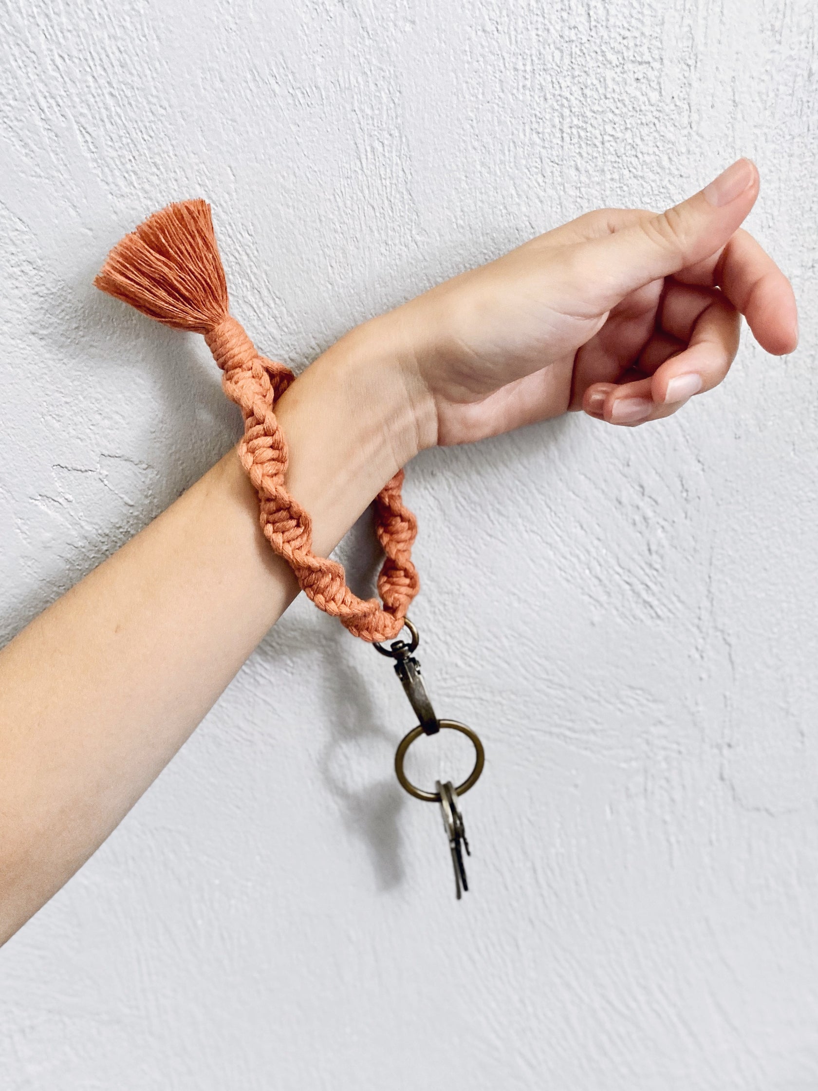 Macrame Wristlet Keychain Pattern | Beginner | Helix – Manifold Witness